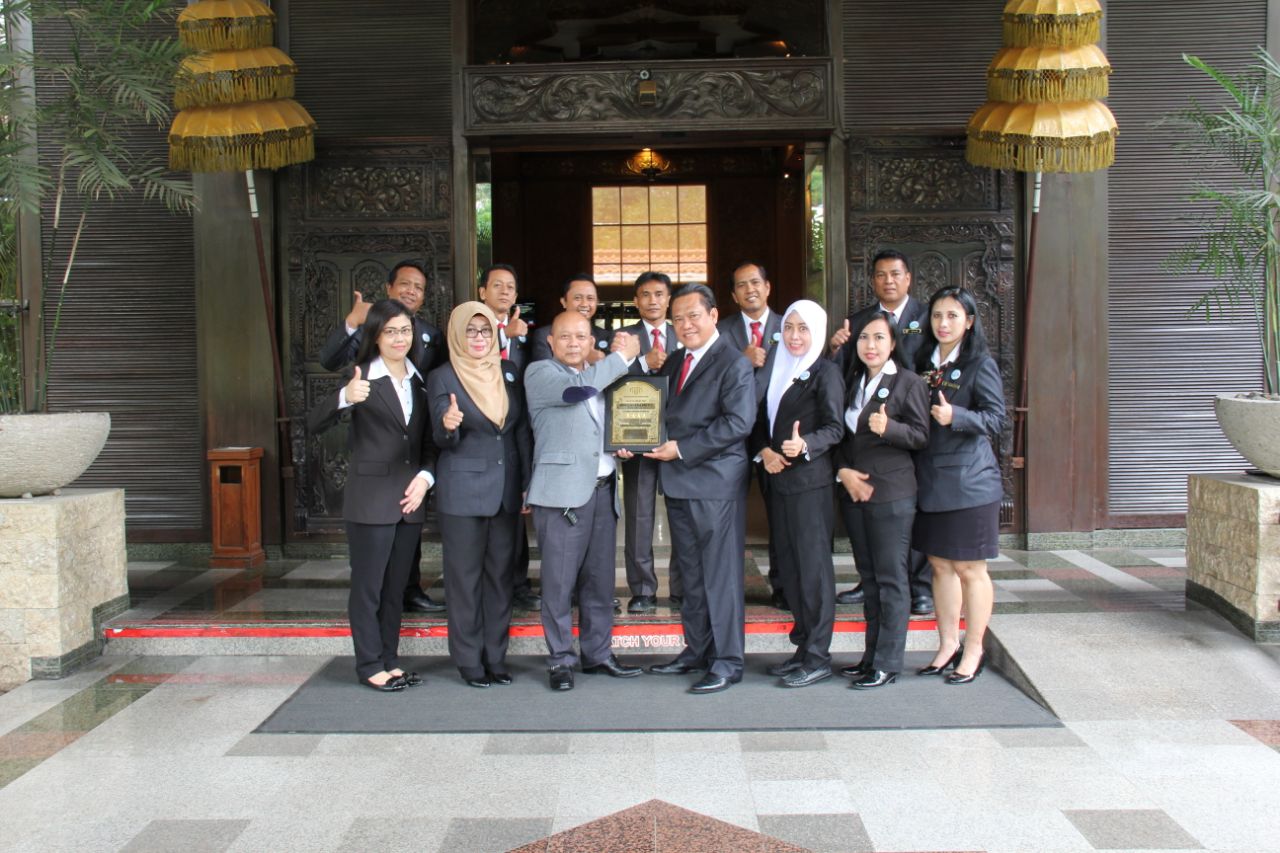 Singgasana Terima Plakat Klasifikasi Bintang | PRIMA RADIO SURABAYA